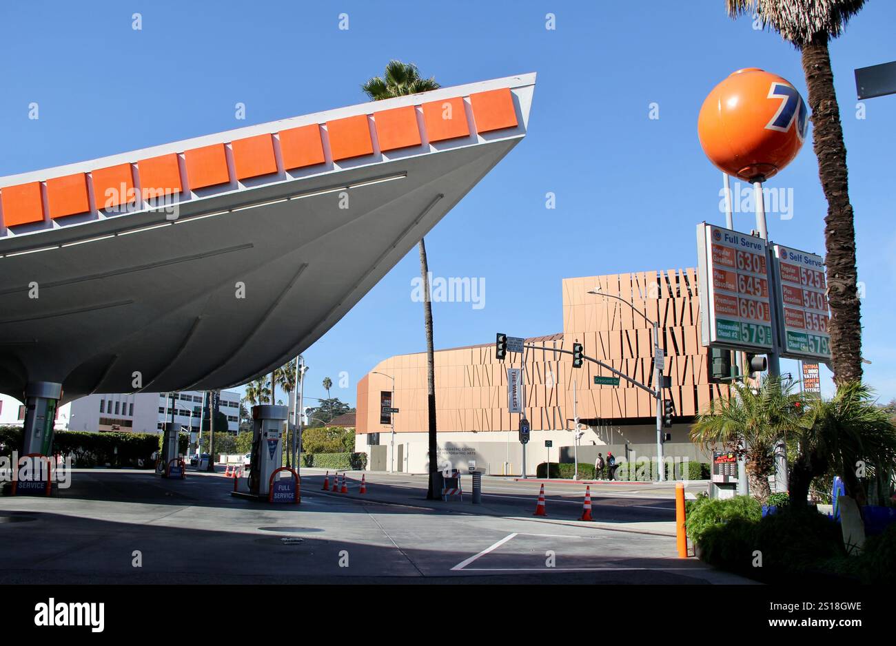 Mid Century 76 Gas Station Beverly Hills CA Googie MCM Atomic ...