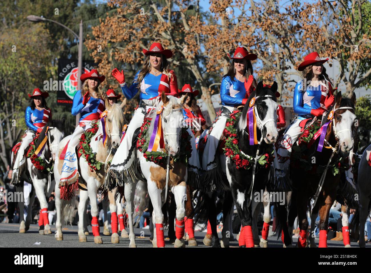 (250102) -- PASADENA, Jan. 2, 2025 (Xinhua) -- Participants of the Rose ...