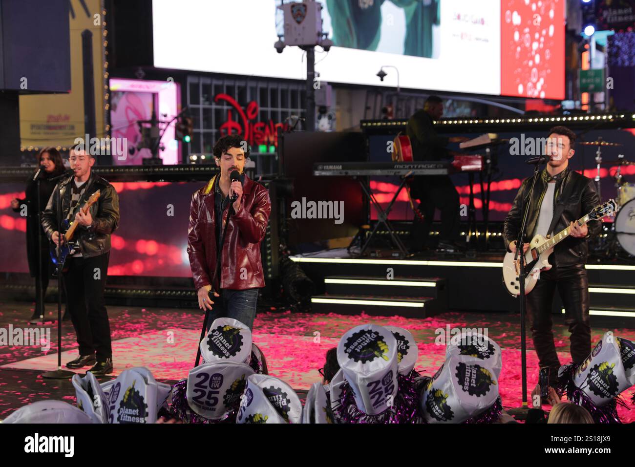 NEW YORK, NEW YORK - DECEMBER 31: Nick Jonas, Joe Jonas, and Kevin ...
