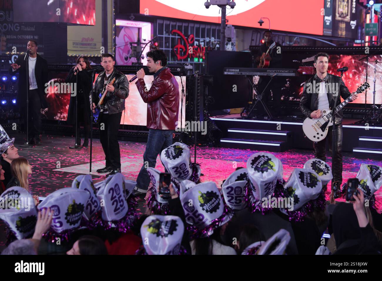 NEW YORK, NEW YORK - DECEMBER 31: Nick Jonas, Joe Jonas, and Kevin ...