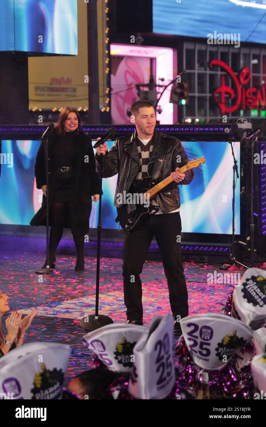 NEW YORK, NEW YORK - DECEMBER 31: Nick Jonas, Joe Jonas, and Kevin ...
