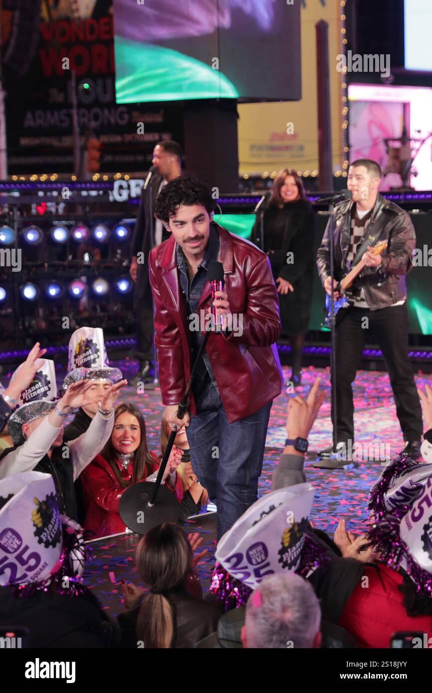 NEW YORK, NEW YORK - DECEMBER 31: Nick Jonas, Joe Jonas, and Kevin ...