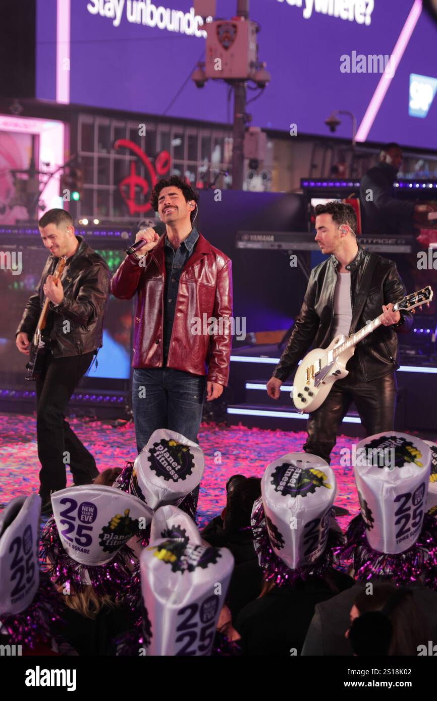 NEW YORK, NEW YORK - DECEMBER 31: Nick Jonas, Joe Jonas, and Kevin ...