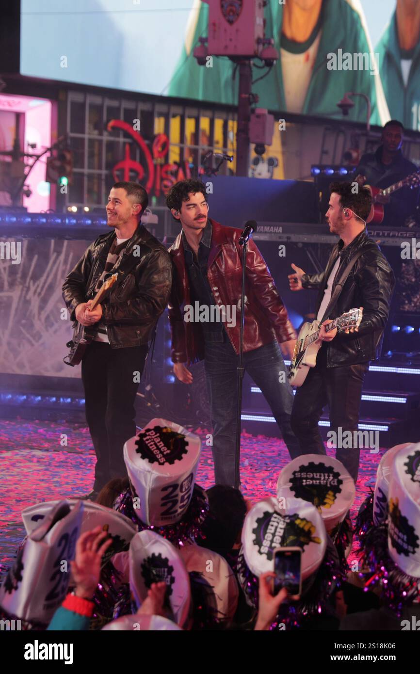 NEW YORK, NEW YORK - DECEMBER 31: Nick Jonas, Joe Jonas, and Kevin ...