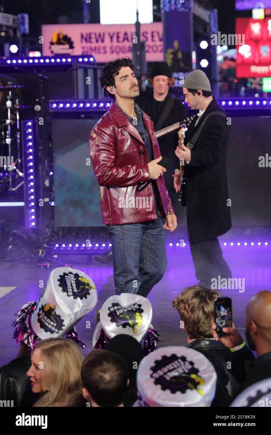 NEW YORK, NEW YORK - DECEMBER 31: Nick Jonas, Joe Jonas, and Kevin ...