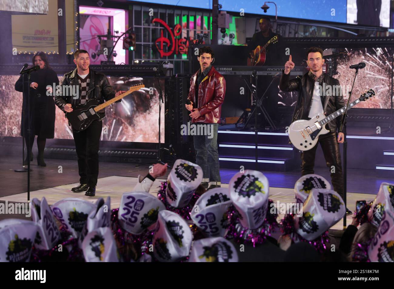 Ny, USA. 31st Dec, 2024. NEW YORK, NEW YORK - DECEMBER 31: Nick Jonas ...