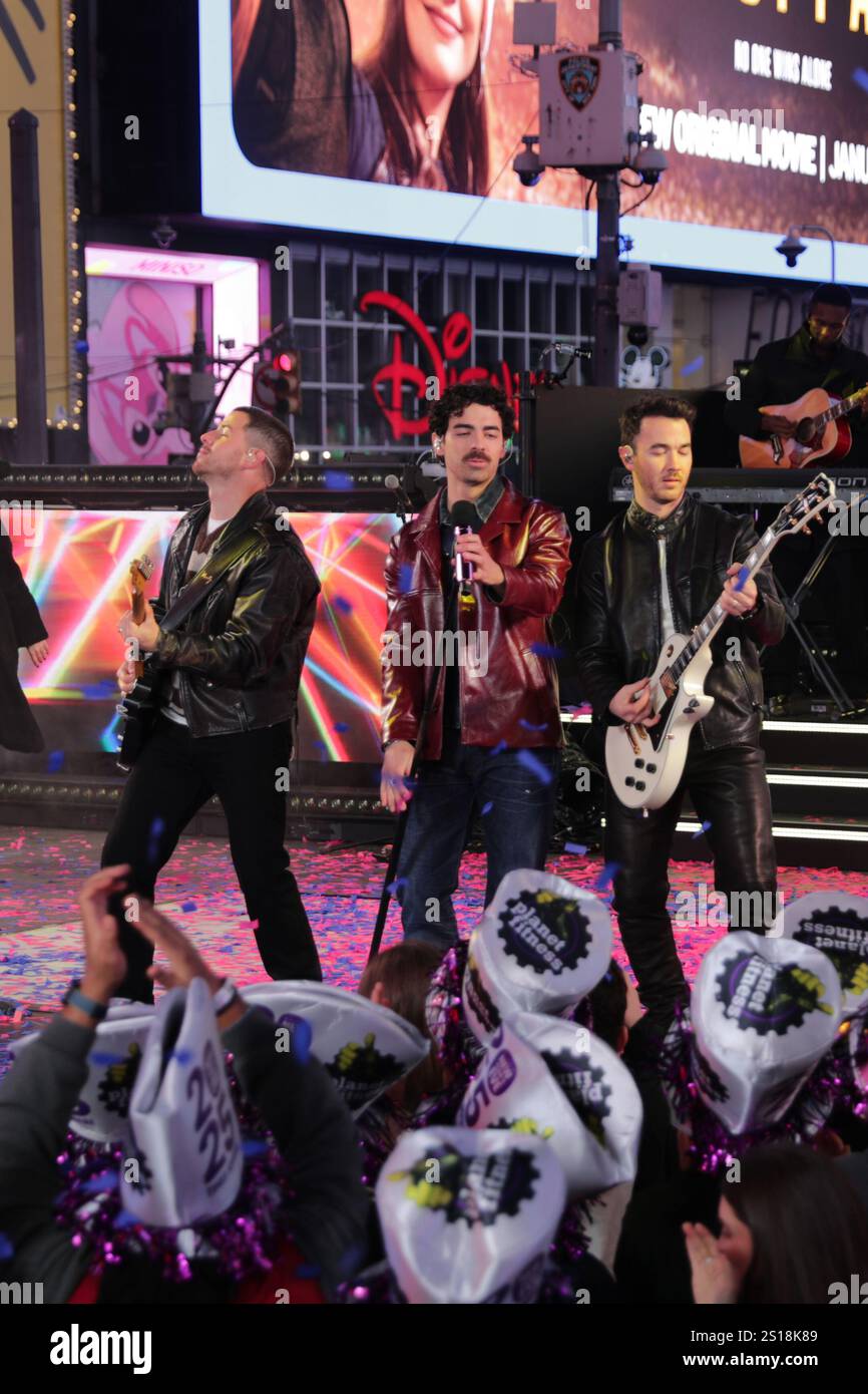 New York, USA. 31st Dec, 2024. NEW YORK, NEW YORK - DECEMBER 31: Nick ...