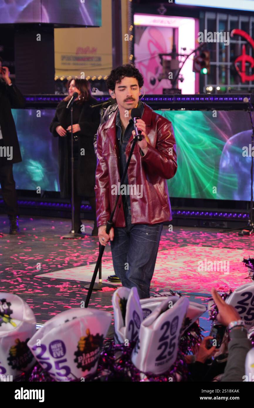 New York, USA. 31st Dec, 2024. NEW YORK, NEW YORK - DECEMBER 31: Nick ...