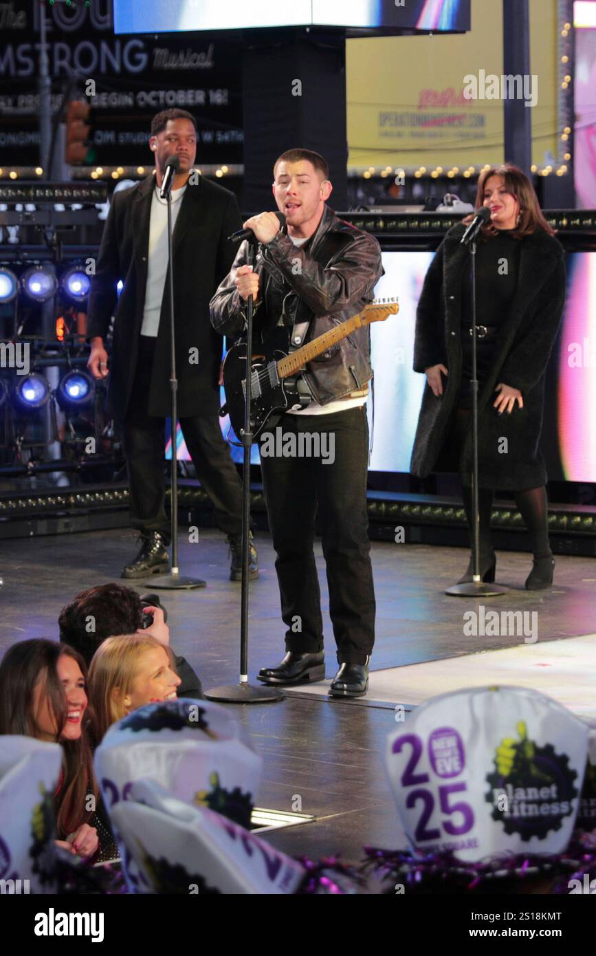 New York City. 31st Dec, 2024. NEW YORK, NEW YORK - DECEMBER 31: Nick ...