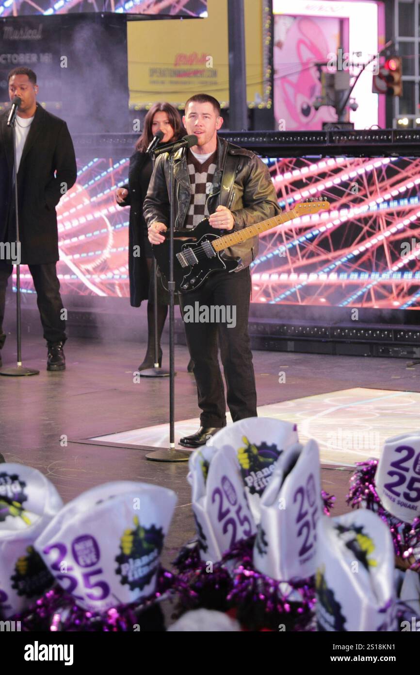 New York City. 31st Dec, 2024. NEW YORK, NEW YORK - DECEMBER 31: Nick ...