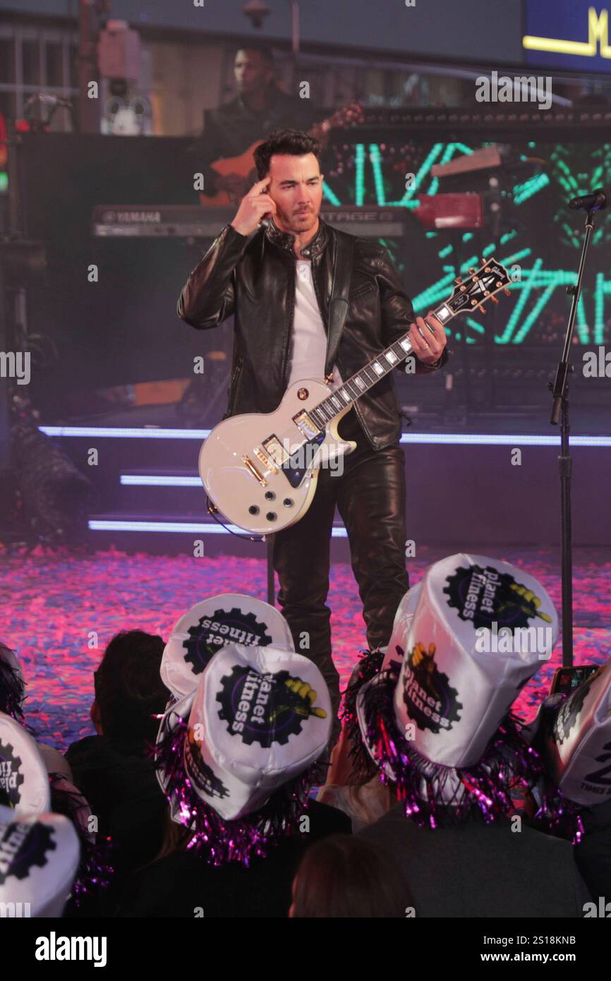 New York City. 31st Dec, 2024. NEW YORK, NEW YORK - DECEMBER 31: Nick ...