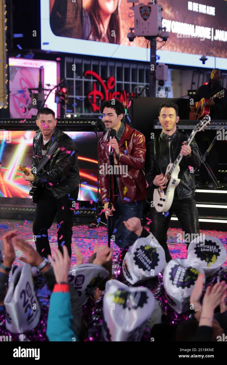 New York City. 31st Dec, 2024. NEW YORK, NEW YORK - DECEMBER 31: Nick ...