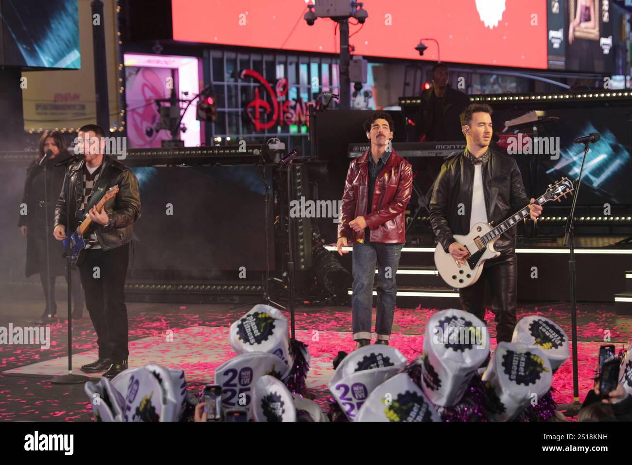New York City. 31st Dec, 2024. NEW YORK, NEW YORK - DECEMBER 31: Nick ...
