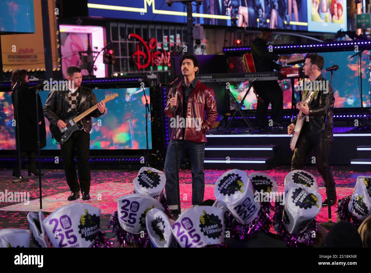 New York City. 31st Dec, 2024. NEW YORK, NEW YORK - DECEMBER 31: Nick ...