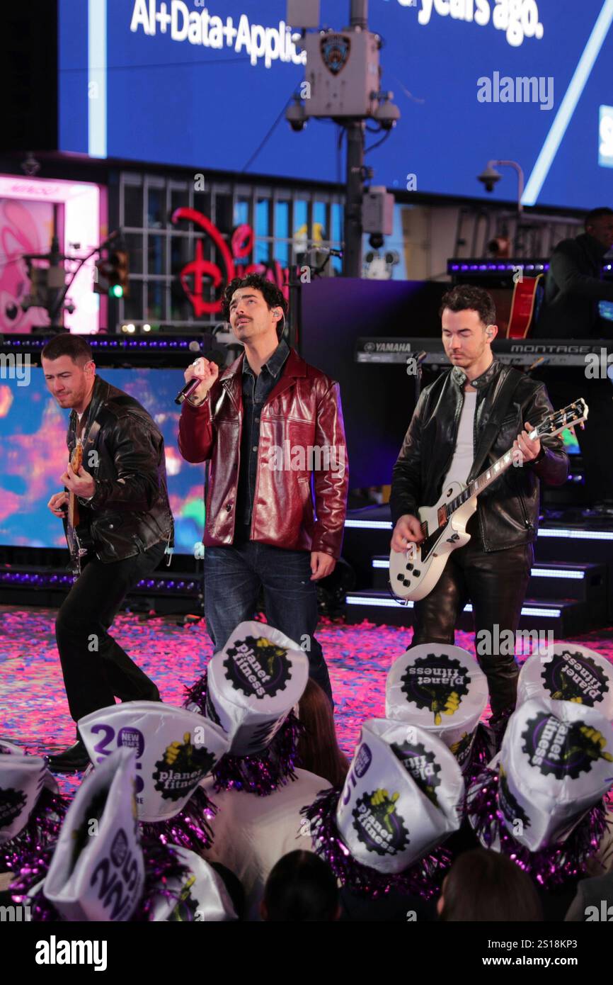 New York City. 31st Dec, 2024. NEW YORK, NEW YORK - DECEMBER 31: Nick ...