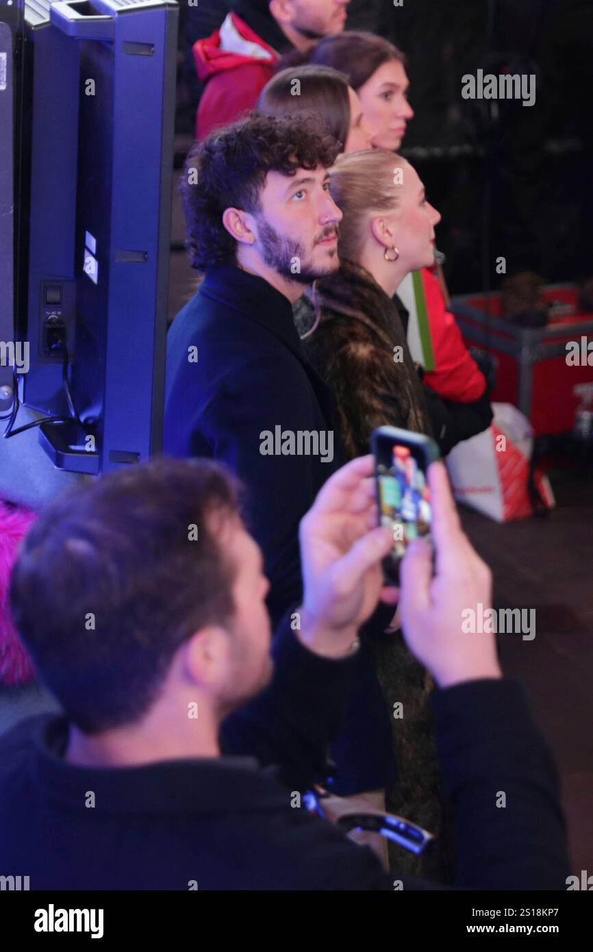 NEW YORK, NEW YORK - DECEMBER 31: Nick Jonas, Joe Jonas, and Kevin ...