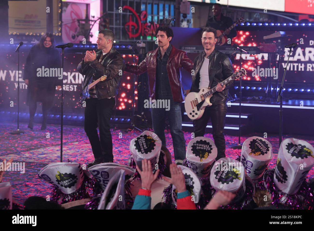 New York City. 31st Dec, 2024. NEW YORK, NEW YORK - DECEMBER 31: Nick ...