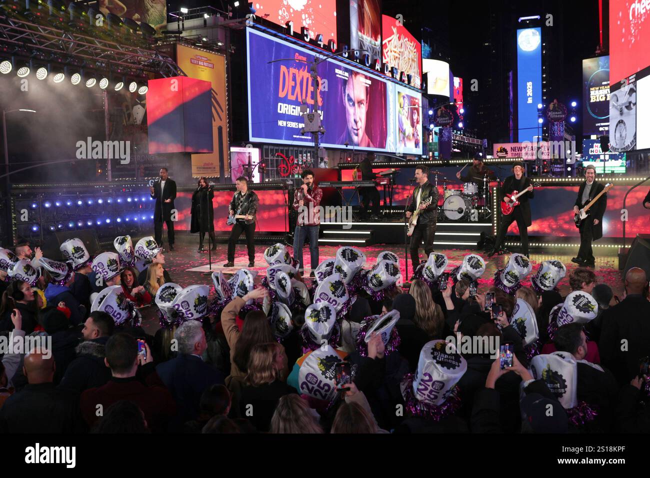 New York City. 31st Dec, 2024. NEW YORK, NEW YORK - DECEMBER 31: Nick ...