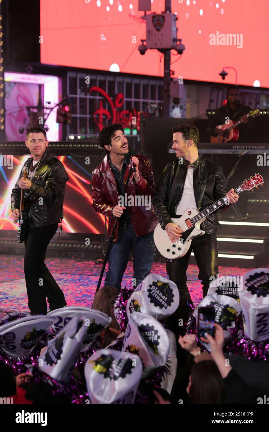 New York City. 31st Dec, 2024. NEW YORK, NEW YORK - DECEMBER 31: Nick ...