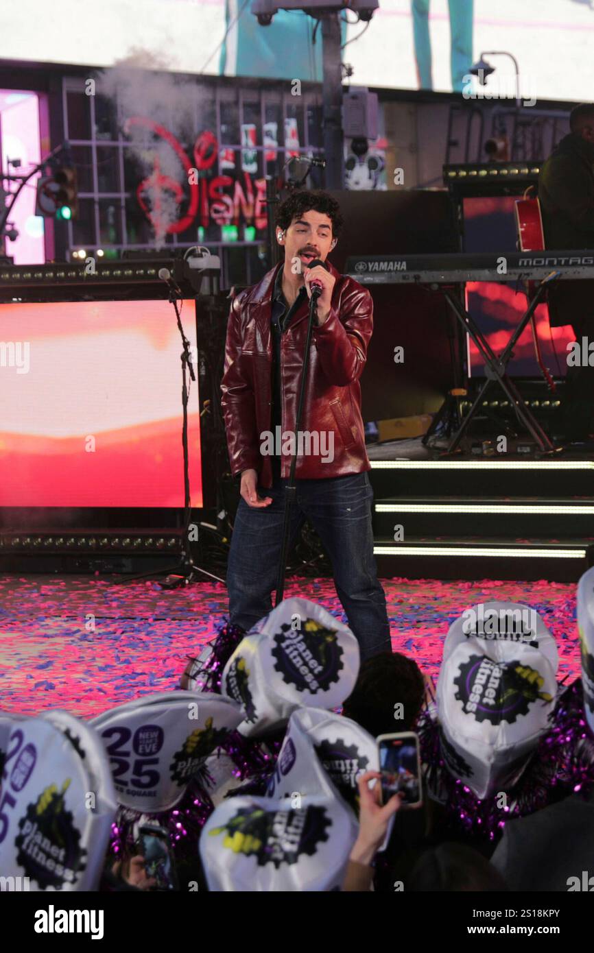 New York City. 31st Dec, 2024. NEW YORK, NEW YORK - DECEMBER 31: Nick ...