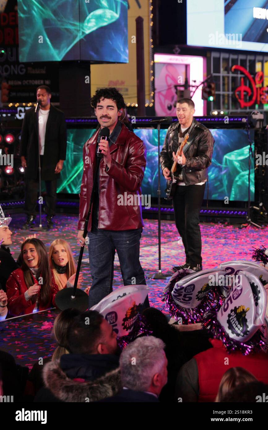 NEW YORK, NEW YORK - DECEMBER 31: Nick Jonas, Joe Jonas, and Kevin ...