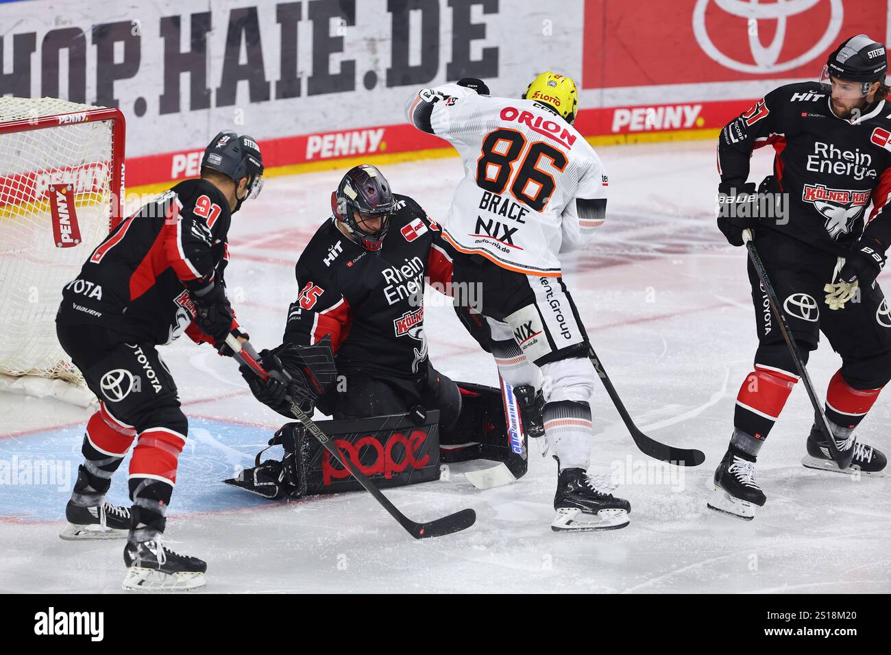 Parade von Julius Hudacek (Koeln) gegen Cameron Brace (Frankfurt ...