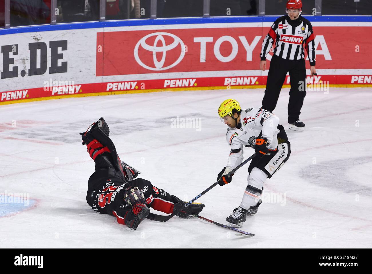 Julius Hudacek (Koeln) gegen Cameron Brace (Frankfurt) Koelner Haie vs ...