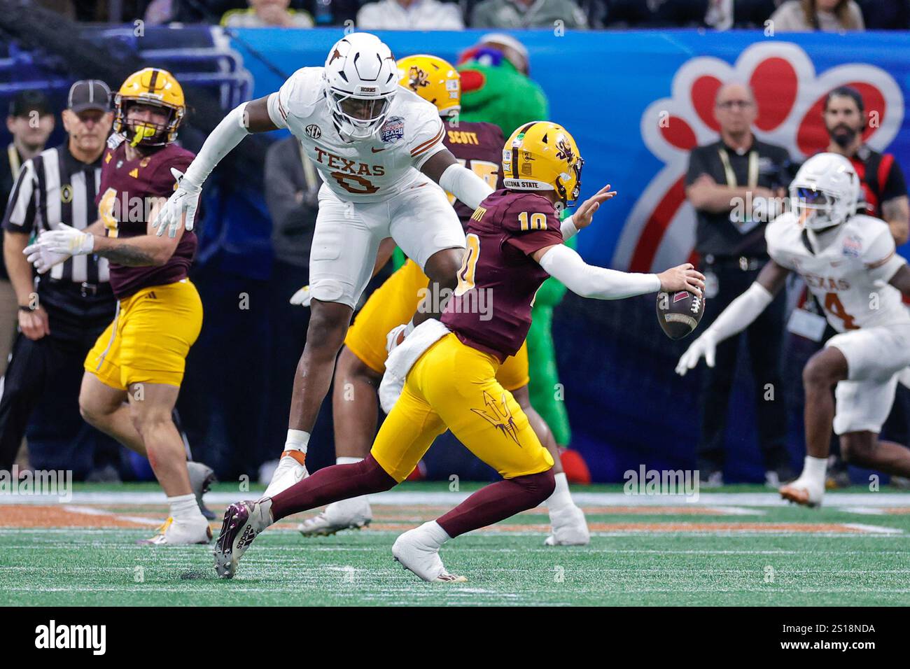 Anthony Hill Jr. 1st Jan, 2025. (0) of Texas puts pressure on Sam ...