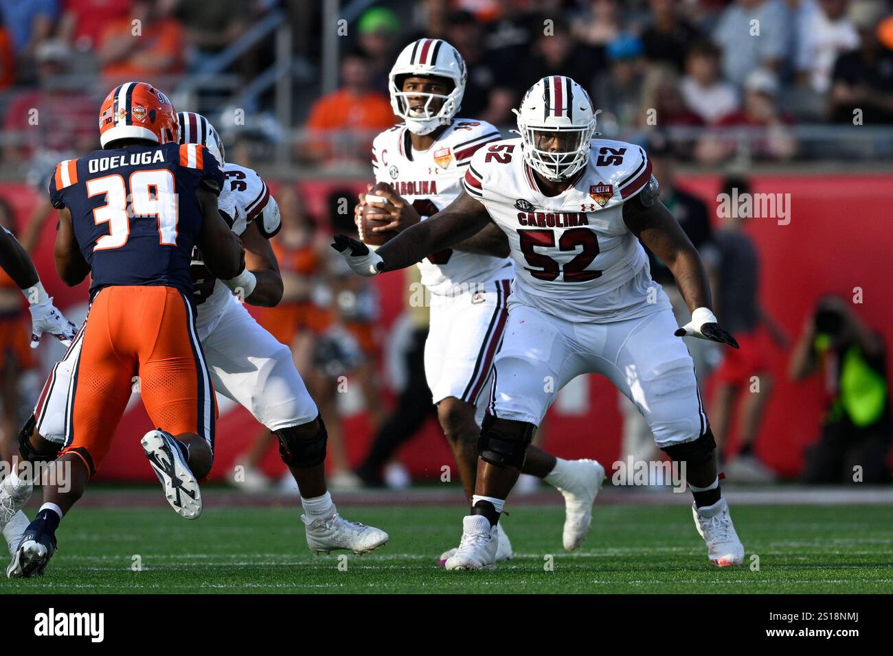 South Carolina offensive lineman Kamaar Bell (52) sets up to block ...