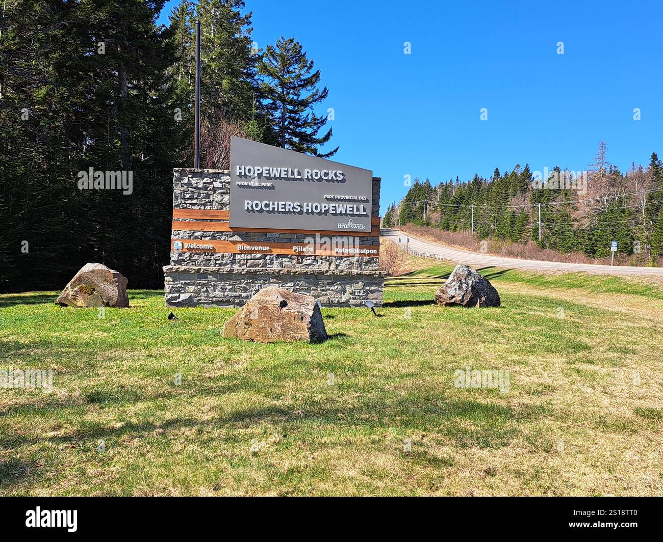 Welcome to Hopewell Rocks Provincial Park sign at Hopewell Cape, New ...