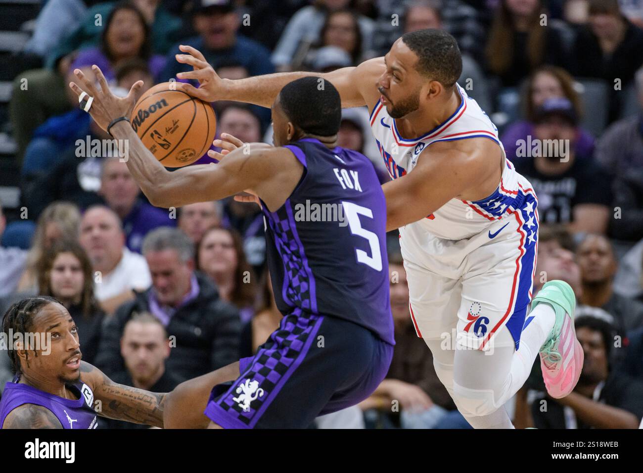 Sacramento Kings guard De'Aaron Fox (5) and Philadelphia 76ers guard ...