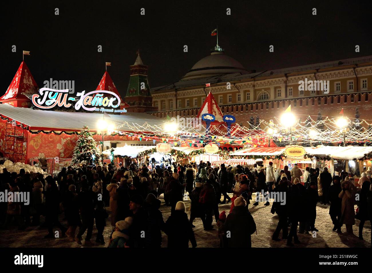 Moscow, Russia.31th December 2024. People visit Red Square to welcome ...