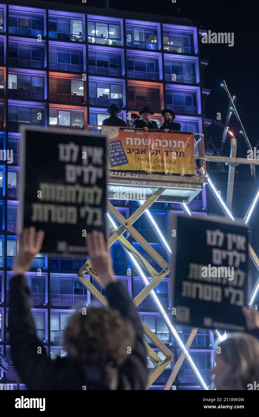Tel Aviv, Tel Aviv, Israel. 2nd Jan, 2025. RELIGIOUS PEOPLE LIGHT ...