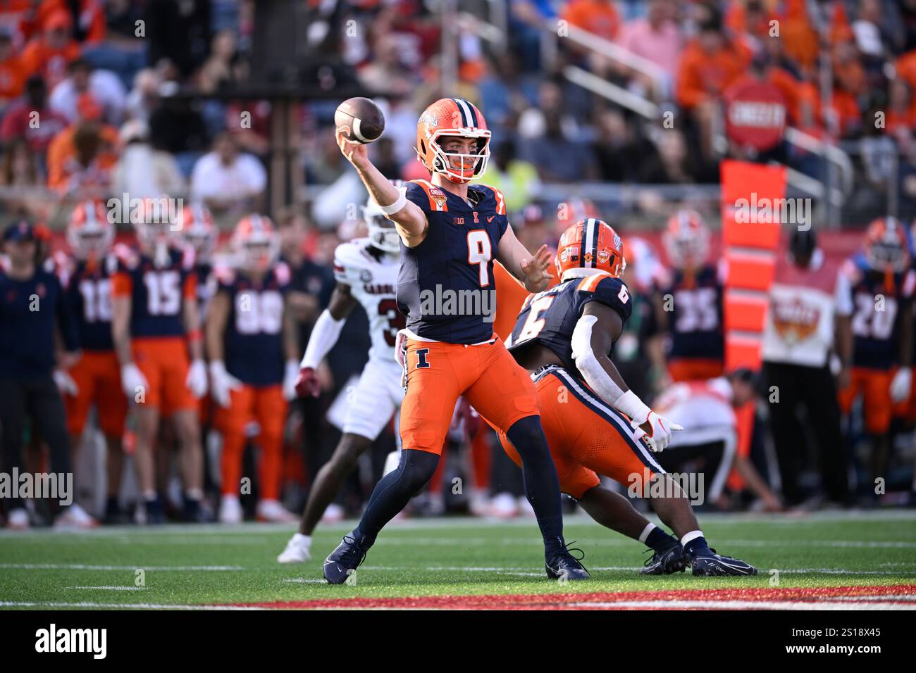 Illinois quarterback Luke Altmyer (9) throws a pass against South ...