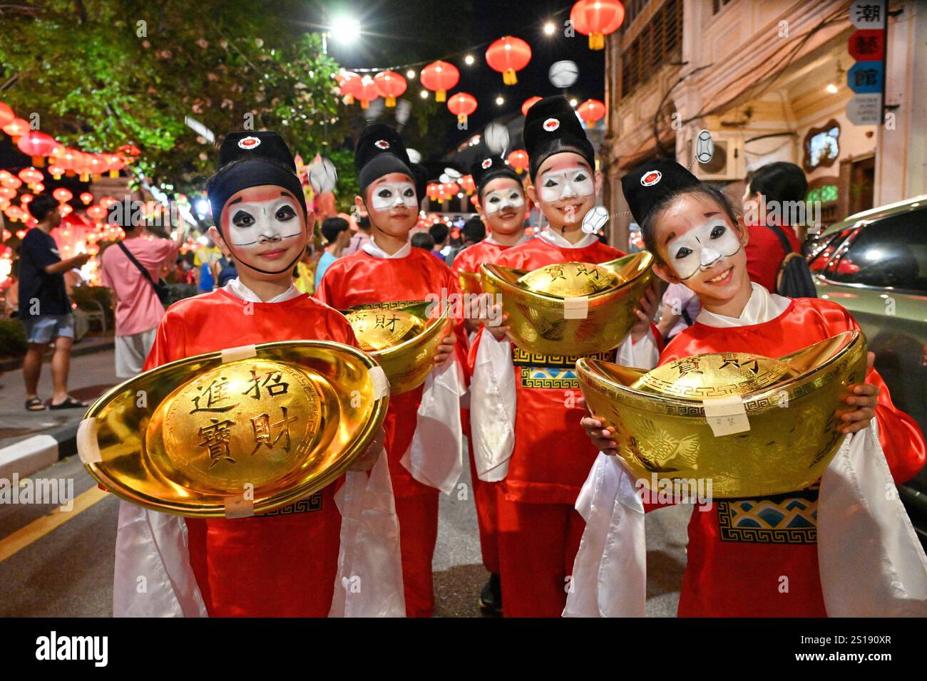 (250102) -- GEORGE TOWN, Jan. 2, 2025 (Xinhua) -- Dressed-up actors are ...