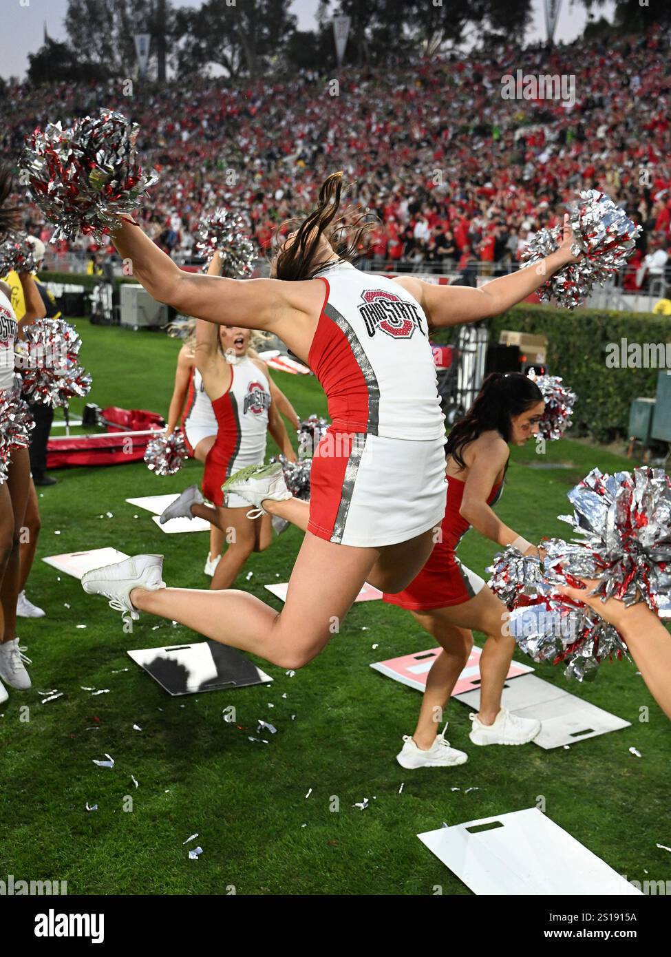 PASADENA, CA - JANUARY 01: Ohio State Buckeyes cheerleaders dancing on ...