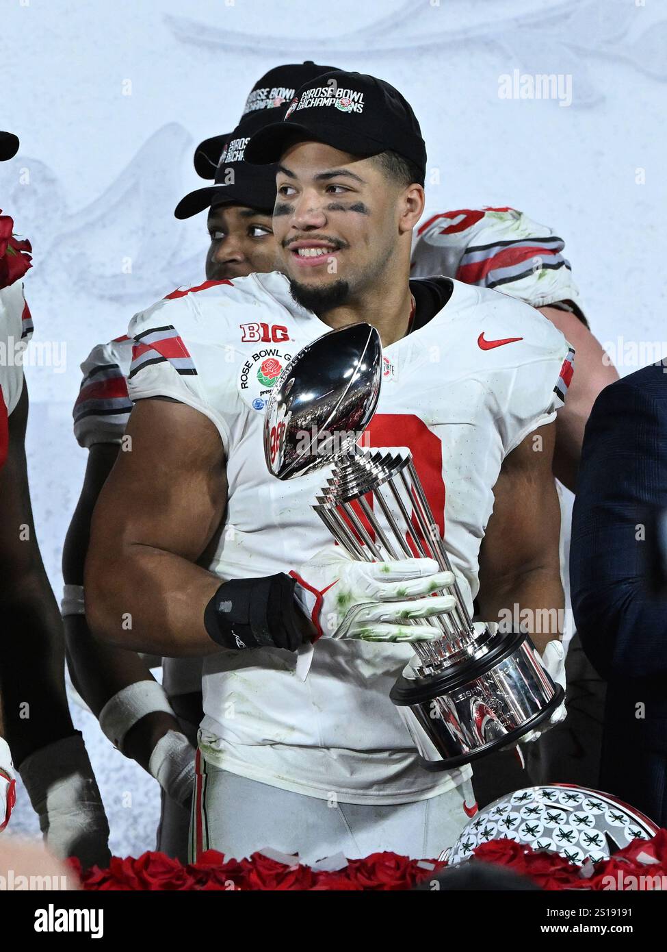 PASADENA, CA - JANUARY 01: Defensive MVP Linebacker Cody Simon #0 of ...