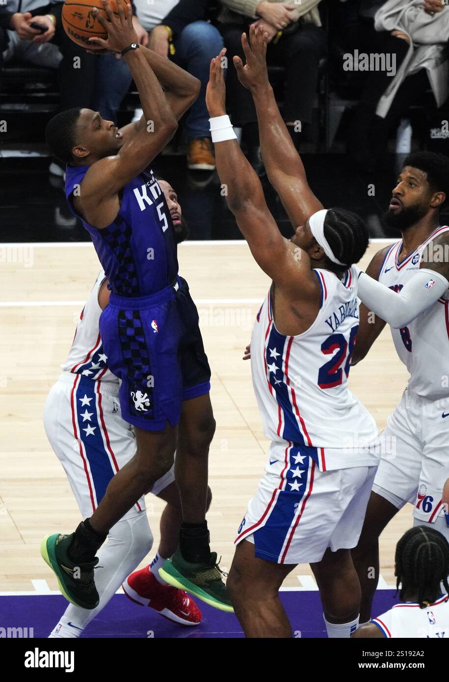 Sacramento, USA. 1st Jan, 2025. De'Aaron Fox (L) of Sacramento Kings ...