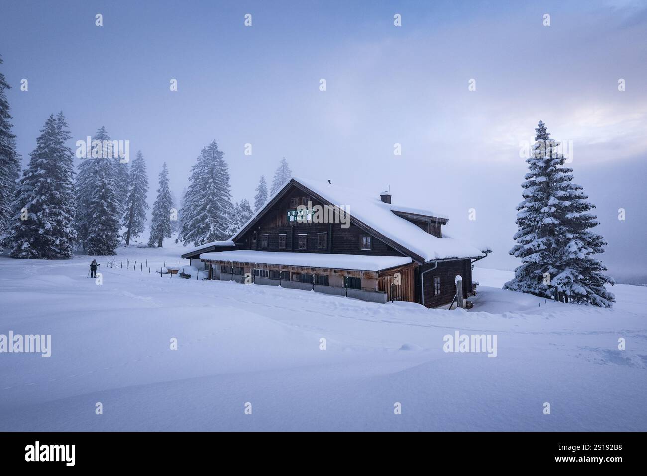 Schneeschuhwanderung im Postalm Winterpark im Salzkammergut an den ...
