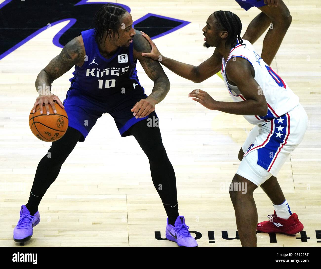 Sacramento, USA. 1st Jan, 2025. Demar DeRozan (L) of Sacramento Kings ...