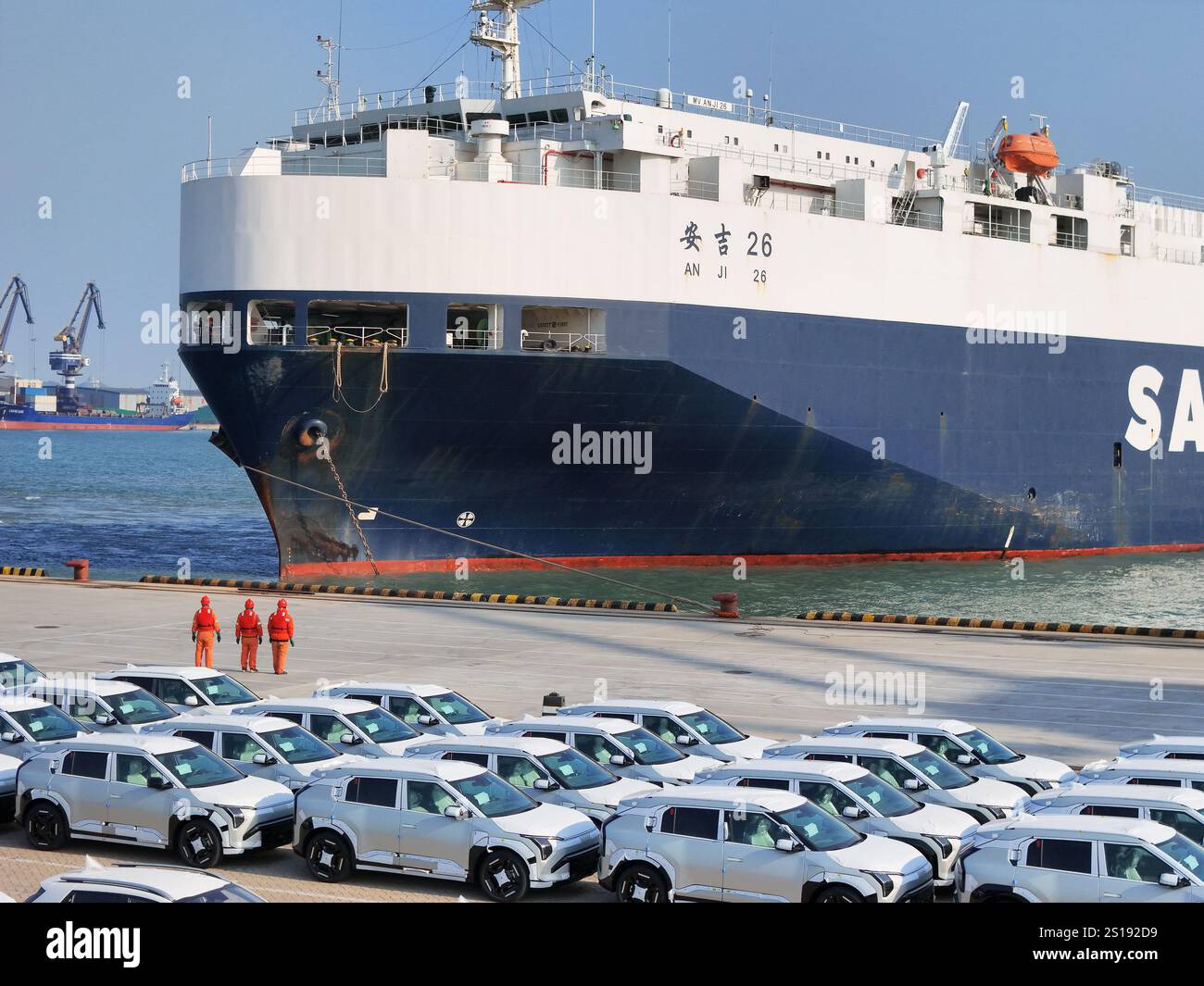 Yantai, China. 02nd Jan, 2025. YANTAI, CHINA - JANUARY 2, 2025 - A car ...