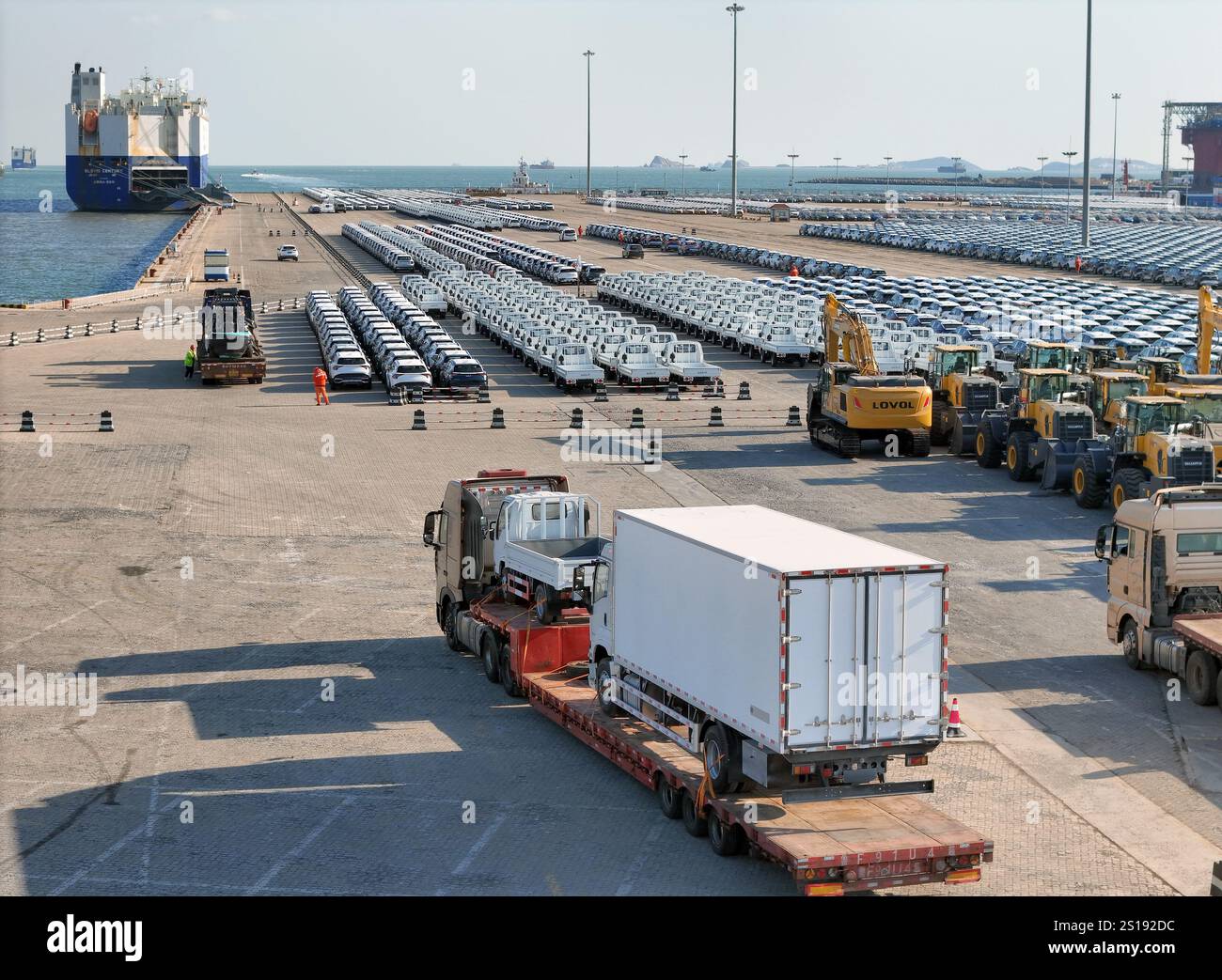 Yantai, China. 02nd Jan, 2025. YANTAI, CHINA - JANUARY 2, 2025 - A car ...
