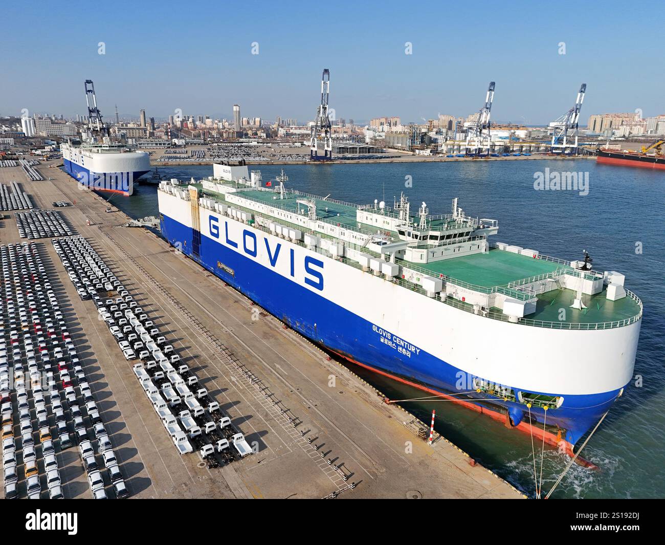 Yantai, China. 02nd Jan, 2025. YANTAI, CHINA - JANUARY 2, 2025 - A car ...