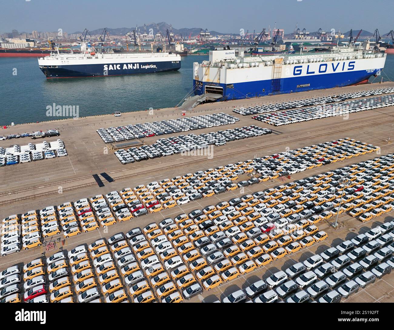 Yantai, China. 02nd Jan, 2025. YANTAI, CHINA - JANUARY 2, 2025 - A car ...