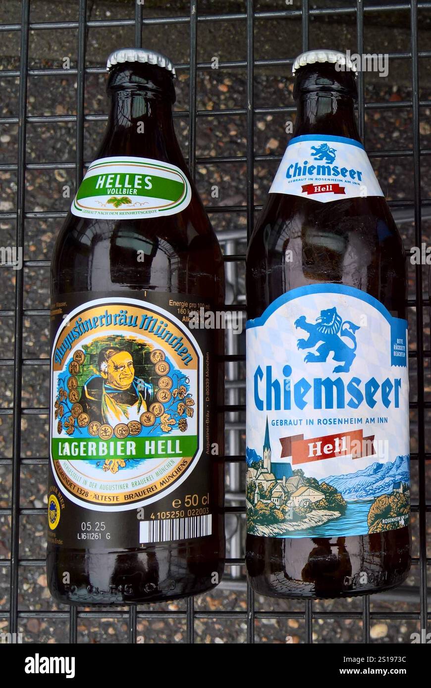 Zwei beliebte Biere aus Bayern, das Augustiner Helle Vollbier bzw ...