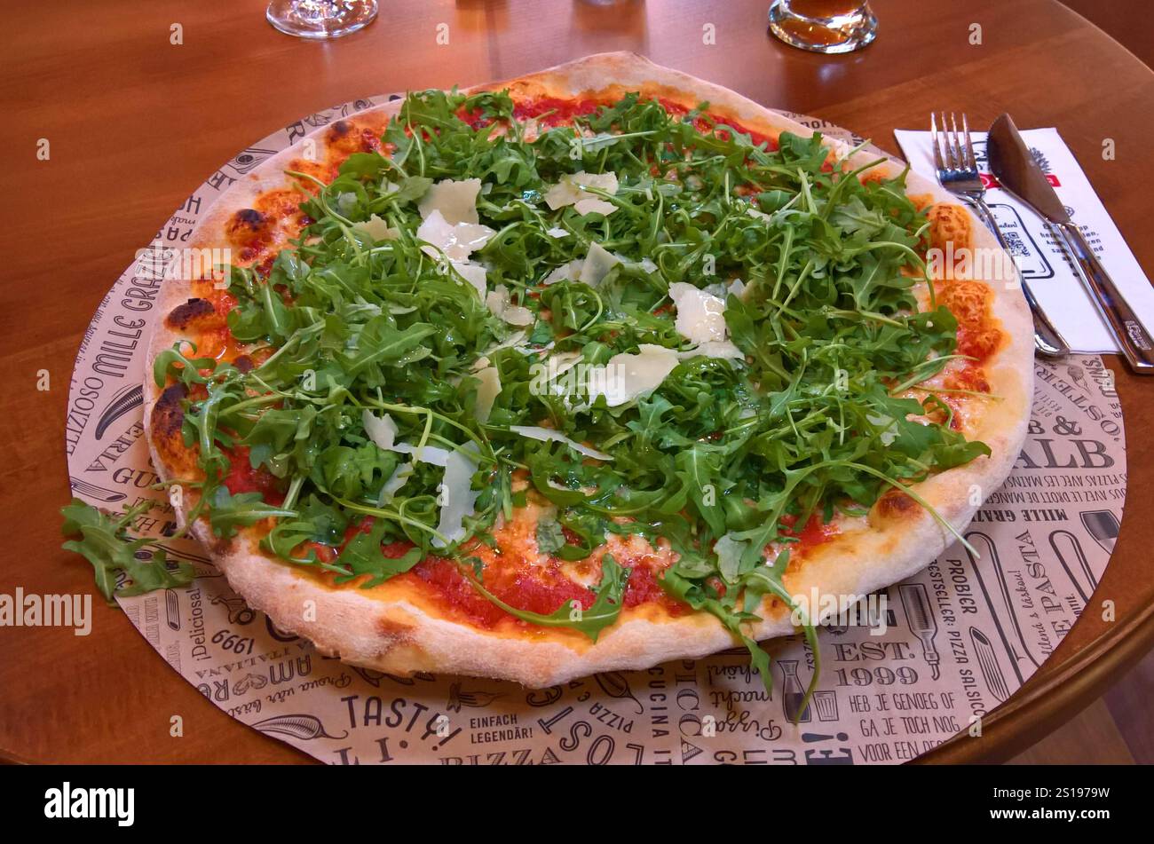 Pizza Rucolal in einer L Osteria Pizzeria, Restaurant. LOsteria ist eine im Jahr 1999 gegründete ...