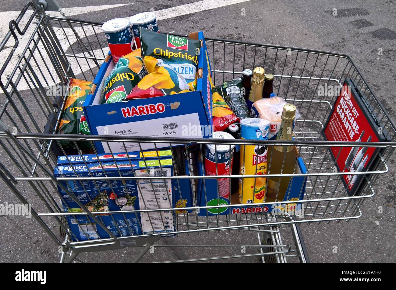 Einkaufswagen vor einem Supermarkt mit Lebensmittel -Einkauf ...