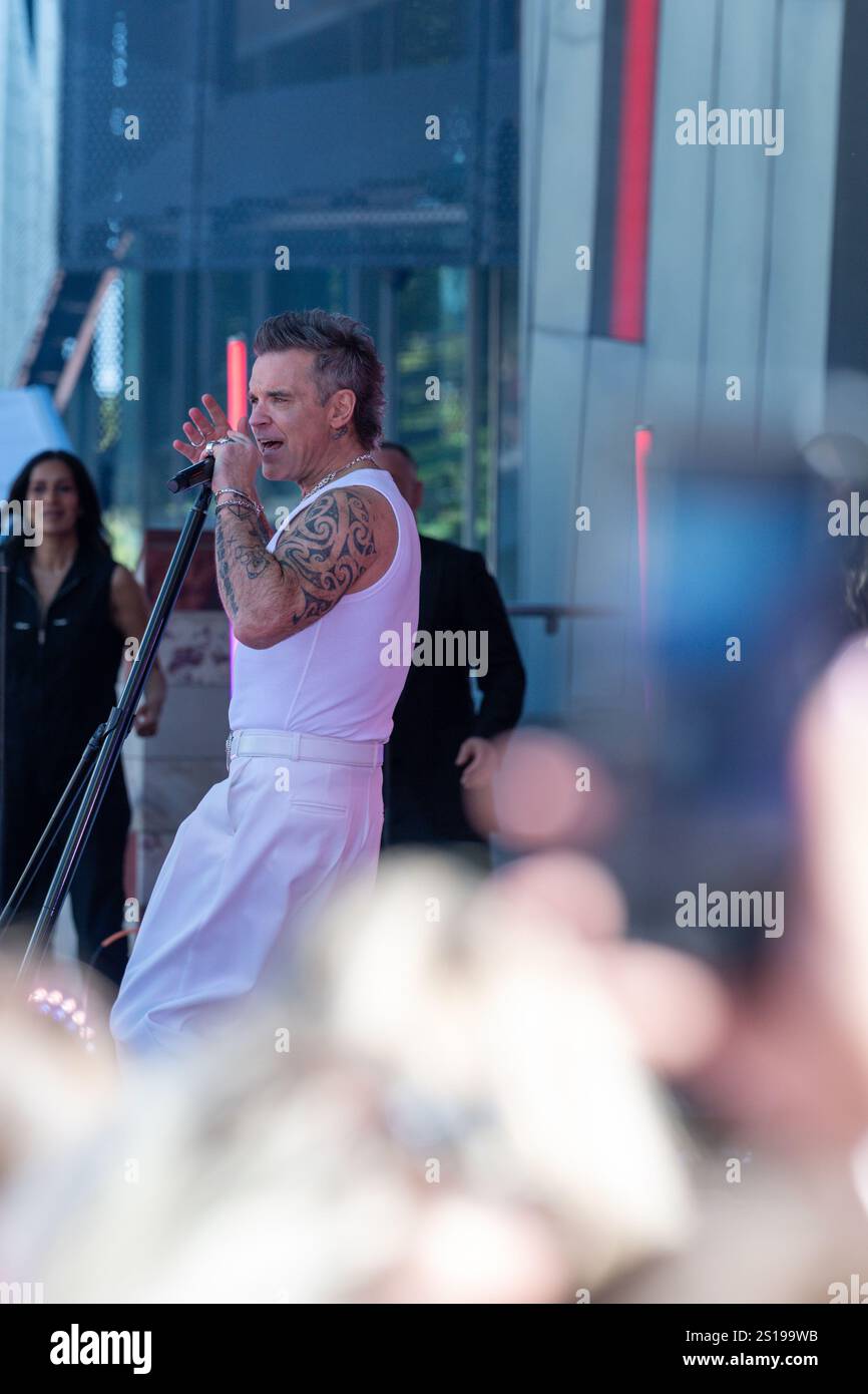 Robbie Williams pleases the crowd with six big numbers including ...