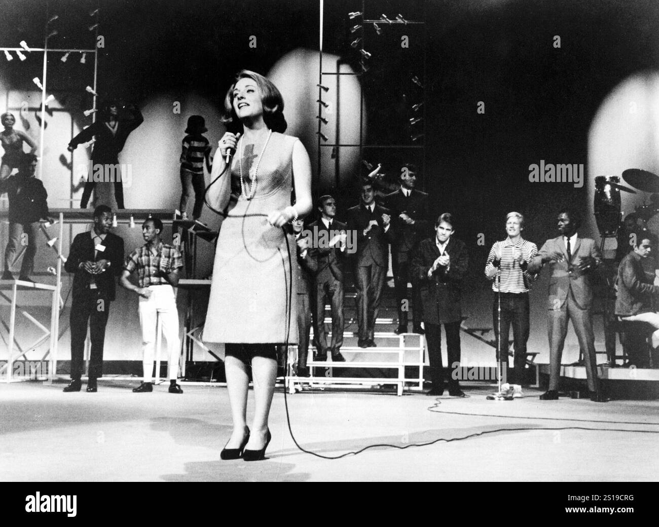 Female singer 1960s hi-res stock photography and images - Alamy
