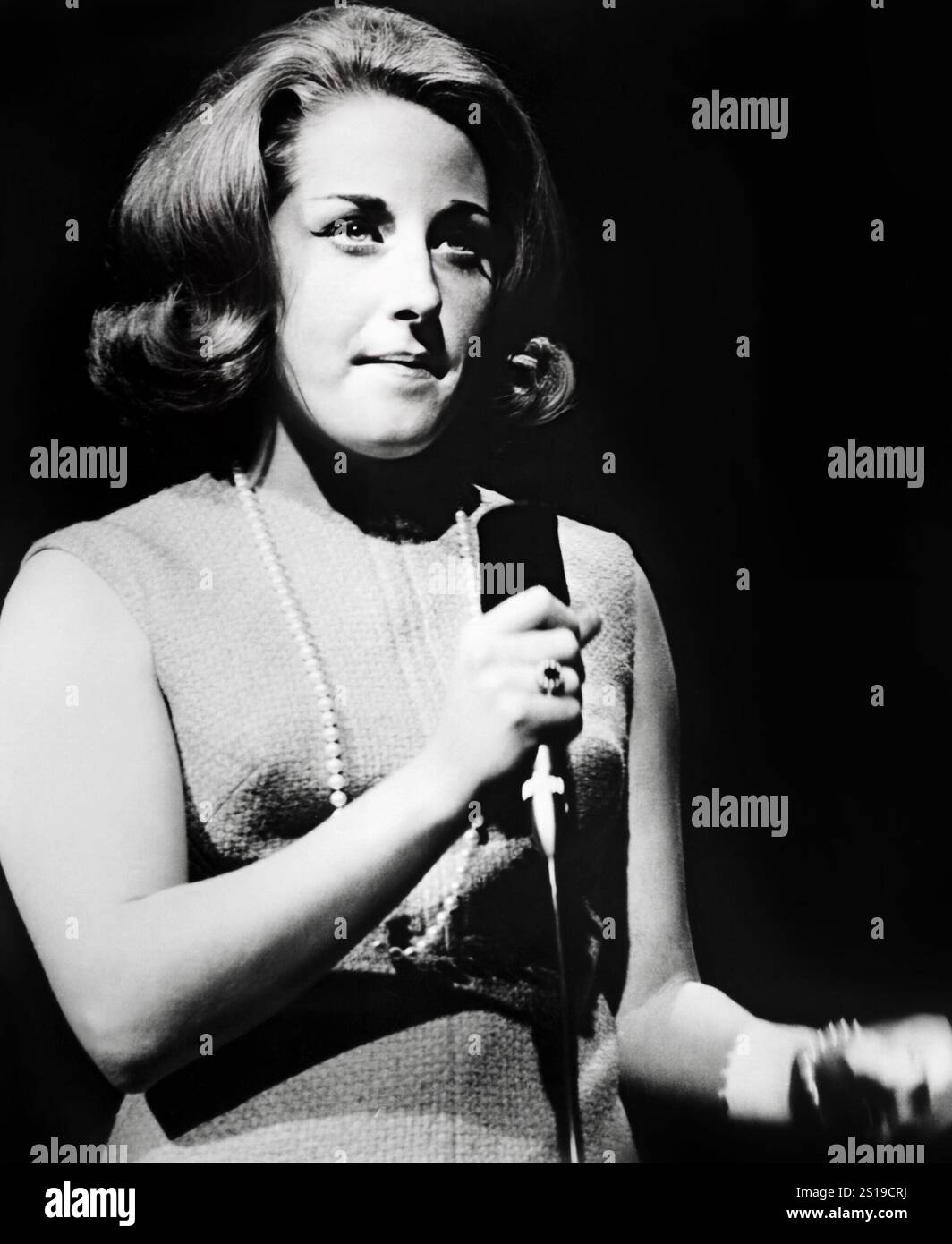 Female singer 1960s hi-res stock photography and images - Alamy